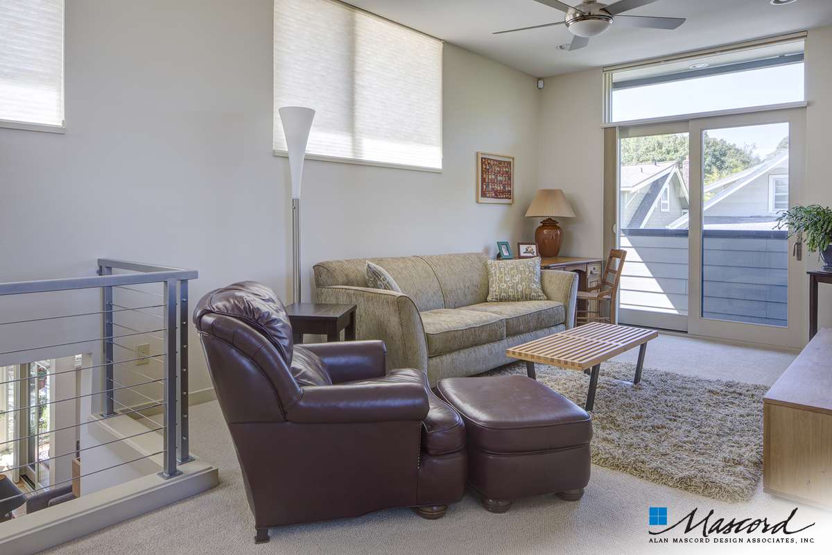 Abbott: Spacious Contemporary Home with Upper Level Deck | 2190 Sq Ft